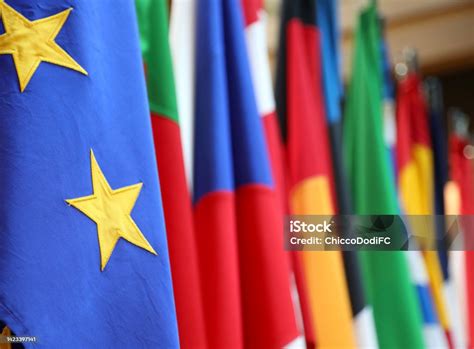 유럽 연합 국기와 많은 국제 국기의 파란색 배경에 노란색 별 0명에 대한 스톡 사진 및 기타 이미지 0명 Capital Region Congress Istock
