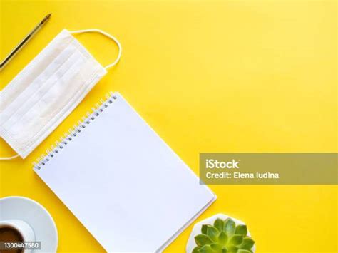 노트북 마스크 펜 커피 노란 배경에 식물 플랫 평신도 구성 개념 원격 연구 및 가정에서 작업 원격 작업 프리랜서 검역 거리 온라인 학습 복사 공간을 참조하십시오 0명에 대한