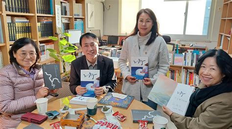 충주문화예술판 12월4일 설화창작소 예성글패회원들이 초록달팽이 출판사에서 나온 충주설화집 두번째