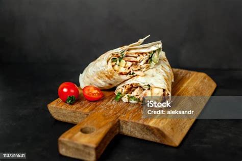 버 리 토는 커팅 보드에 닭고기와 채소를 감싸고 콘크리트 배경으로 멕시코 샤 왈 마 0명에 대한 스톡 사진 및 기타 이미지 0명 고기 굽기 Istock