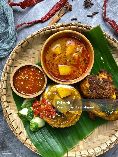 나시 레막 또는 나시 쿠쿠스 말레이시아 요리 말레이시아에서 흔히 볼 수 있는 코코넛 밀크와 판단 잎으로 요리한 향긋한 쌀 요리 삼발 멸치 땅콩 오이와 함께 제공됩니다 0명에