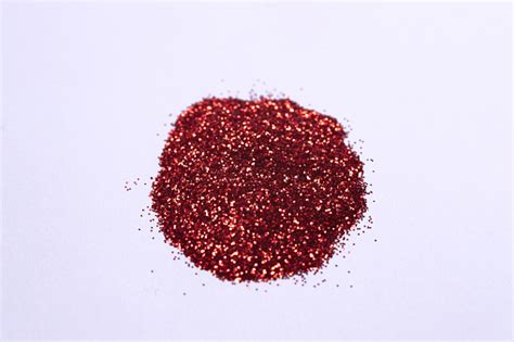 매니큐어에 대 한 색조 빨간 손톱 Gritter의 작은 무리 일광에 빛나는 빨간 반짝이 스톡 사진 흰색 배경에 고립입니다 바니시