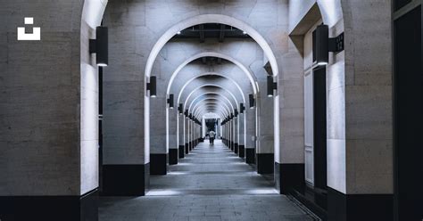 사람이 없는 회색 콘크리트 복도 사진 Unsplash의 무료 회색 이미지