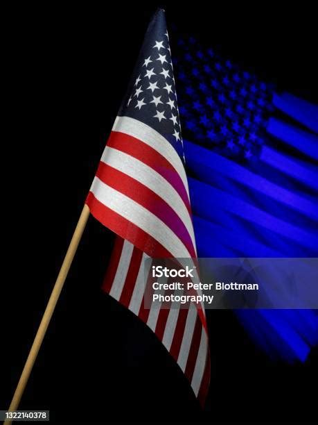 검은 색 배경에 바람에 펄럭이는 깃발로 그려진 미국 국기 빛 오래된 영광 0명에 대한 스톡 사진 및 기타 이미지 0명 Political Party 국기 Istock
