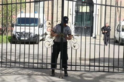 Работещи в затворите излизат на протест за по високи заплати