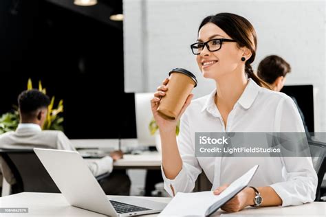 사무실에서 노트북으로가 서 커피와 직장에서 노트북 안경에 젊은 사업가 기업 비즈니스에 대한 스톡 사진 및 기타 이미지 기업 비즈니스 노트북 노트북 사용하기 Istock