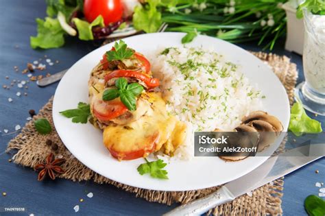 발사 된 꼬 동 블루 치킨은 접시에 쌀과 파 슬 리와 함께 제공 됩니다 밥과 채소로 치즈에 구운 치킨 필 레 0명에 대한 스톡 사진 및 기타 이미지 Istock