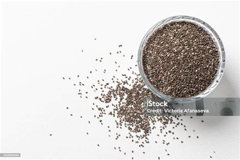컵에 치아 씨앗 아름답게 흰색 배경에 배치 맨 위 보기 공간을 복사할 수 있습니다 채식 음식 치아씨드에 대한 스톡 사진 및 기타 이미지 Istock