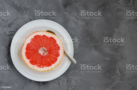 어두운 콘크리트 배경에 숟가락접시에 자몽의 신선한 잘 익은 육즙 절반 건강한 간식 수평 방향 공간을 복사합니다 0명에 대한 스톡 사진 및 기타 이미지 Istock