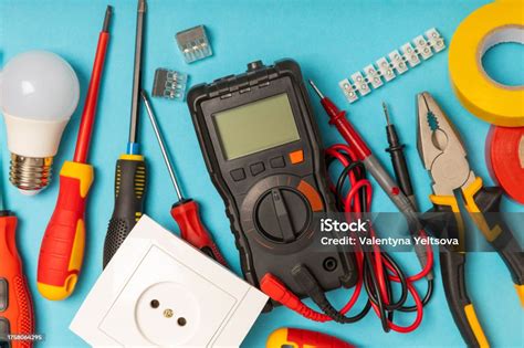 배경에 전기 기술자 도구 멀티 미터 건설 테이프 전기 테이프 스크루 드라이버 펜치 자동 절연 스트리퍼 소켓 및 Led 램프 플랫 리 전기 기사 개념입니다 0명에 대한 스톡