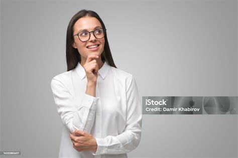 회색 복사 공간 배경에 공식적인 옷을 입은 안경을 옆으로 바라 보는 비즈니스 여성 사색에 대한 스톡 사진 및 기타 이미지 사색 정장 한 명의 여자만 Istock