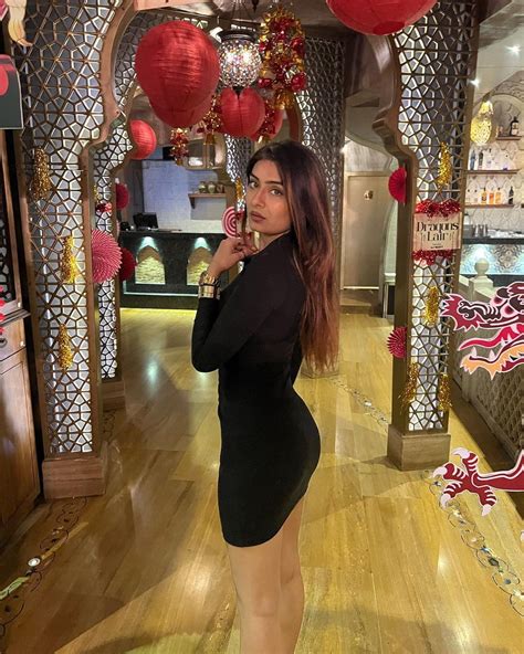 Photos ப்ளாக் அவுட்ஃபிட்டில் ஸ்டன்னிங் லுக் மாடல் அழகி ஹேமன்ஷி ரூபரேலின் நச் பிக்ஸ்