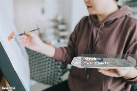 거실에서 이젤에 그녀의 색상 팔레트 페인트 브러시와 예술 종이집에서 그리는 아시아 중국 여성 예술가 Lifehack에 대한 스톡 사진 및 기타 이미지 Istock