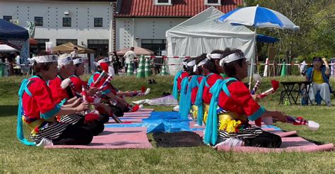 그룹 댄스 그룹 성과 라이브 음악 문화 보존 문화 쇼케이스 문화 유산 문화 전통 문화 행사 문화적 예술성 문화적 표현 문화제 붉은 의상 생기 넘치는