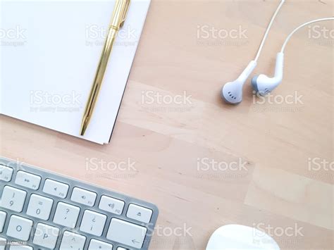 사무실 액세서리가 있는 사무실 책상 나무 테이블에 비즈니스 개체가 있습니다 재택근무 컴퓨터 스마트폰 나무 테이블에 흰색과 황금색