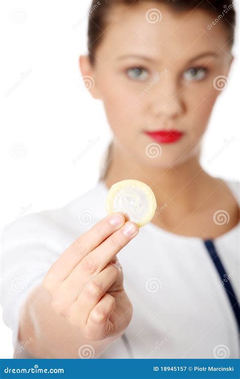 удерживание доктора презерватива женское Стоковое Изображение ...