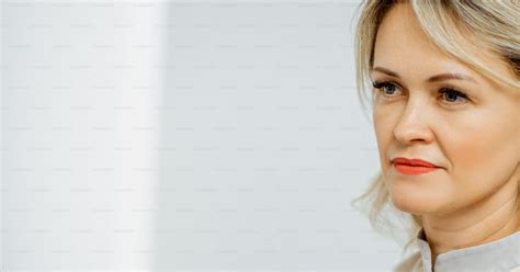 여성 의사는 여성 골반 장기의 초음파 검사를 수행하거나 진료실에서 임신 초기를 진단합니다 사진 Unsplash의 우크라이나 이미지