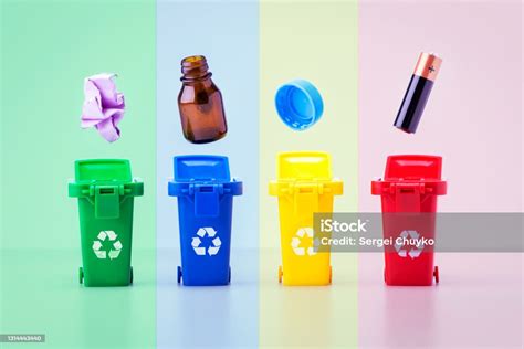 다양한 유형의 쓰레기플라스틱 용기 다채로운 재활용 쓰레기통 재활용 개념 0명에 대한 스톡 사진 및 기타 이미지 0명 도회지 사진 이미지 Istock