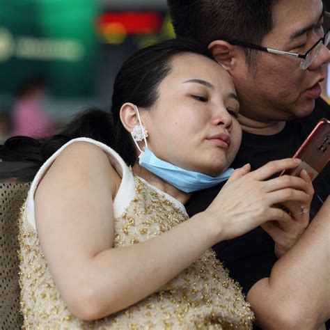 街足视觉 On Twitter 这个少妇，就说中不中？ 裸足 美脚 恋足 玉足 足控福利 恋足癖 足裹 脚趾 足趾 脚底 足底 街拍 高跟鞋 足控 足疗 足