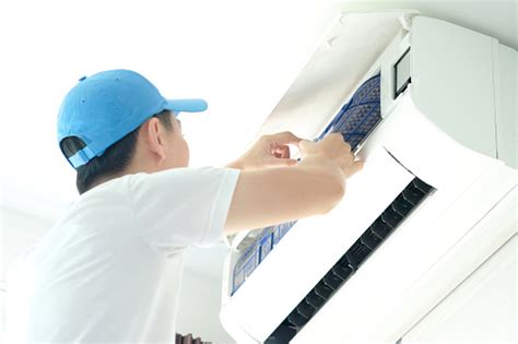 남성 수리 에어컨 룸 그는 항공 기술자 기계공 엔지니어 유지 보수 공기 컨디셔너 자신 공기조화에 대한 스톡 사진 및 기타 이미지 Istock