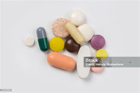모듬 제약 의약품 알 약 정제 및 캡슐 다양한 약 정제와 알약 흰색 배경에 다른 색상의 힙 건강관리와 의술에 대한 스톡 사진 및