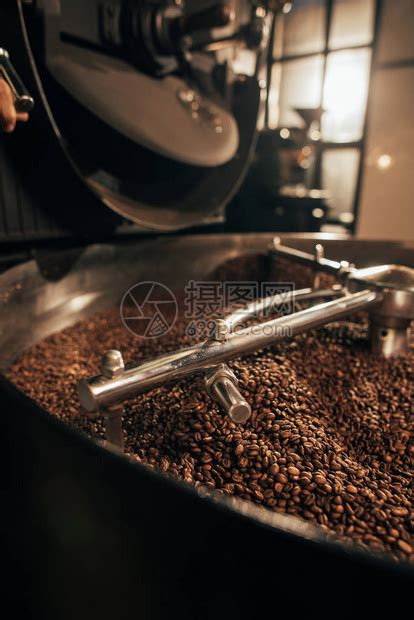 咖啡豆在机器中烘烤的特写视图高清图片下载 正版图片502746724 摄图网