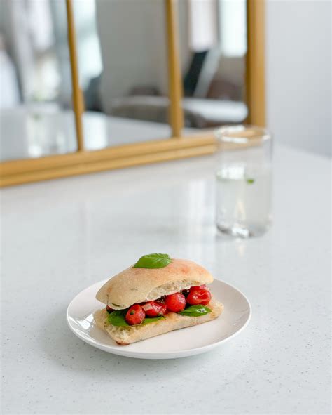 요로링한끼 토마토 마리네이드 치아바타 샌드위치🍅🌱🤍 너무나도 맛있는 토마토 마리네이드🥰 은은한 올리브와 발사믹 향 새콤달콤한 토마토가 풍미로운 로즈마리 치아바타랑