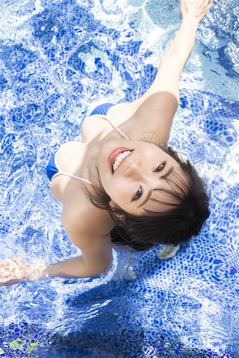 グラビアアイドルとして第一線を駆け抜ける鈴木ふみ奈、過去最大露出のセルフプロデュースの写真集発売 Nb Press Online