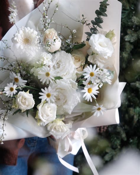 옥정졸업꽃다발 옥정꽃집 양주꽃집 회천꽃집ㅣ르누아 플로르 🩶 💍💚 결혼하는 친구를 위해서 퓨어하게 준비해 드린 꽃다발 🕊️☘️ 러블리한 메세지카드도 쏙 넣어드렸는데