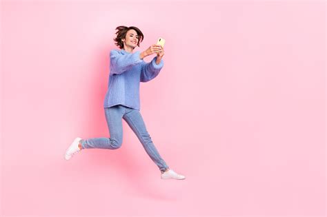 쾌활한 사랑스러운 소녀의 전체 크기 사진 분홍색 배경에 고립 된 친구와 채팅하는 전화를 사용하여 점프 25 29세에 대한 스톡 사진 및 기타 이미지 Istock