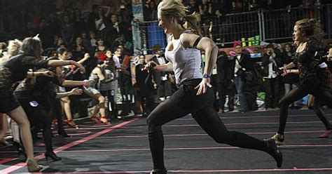 킬 힐 신고 펼치는 릴레이 경주