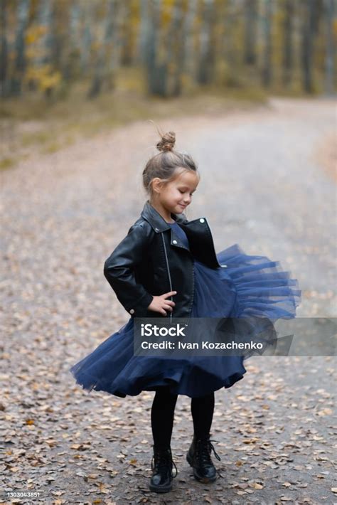 발레리나가 되는 것을 꿈꾸는 귀여운 어린 소녀 공원에서 춤추는 파란색 드레스를 입은 어린이 소녀 발레를 공부하고 있는 아기 소녀 가리키기에 대한 스톡 사진 및 기타 이미지