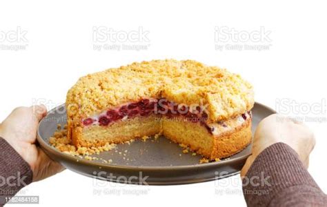 닫다 갓 구운 수제 체리 파이와 주부의 손에 상단에 부스러기 흰색 배경에 격리 건강한 식생활에 대한 스톡 사진 및 기타 이미지 건강한 식생활 과일 달콤한 음식