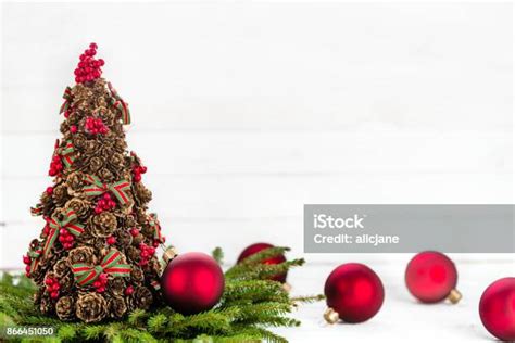 소나무 콘 장식 빨간 장신구와 나무 배경에 전나무 가지 크리스마스 트리 카드 0명에 대한 스톡 사진 및 기타 이미지 0명 가문비나무 검은 오리나무 Istock
