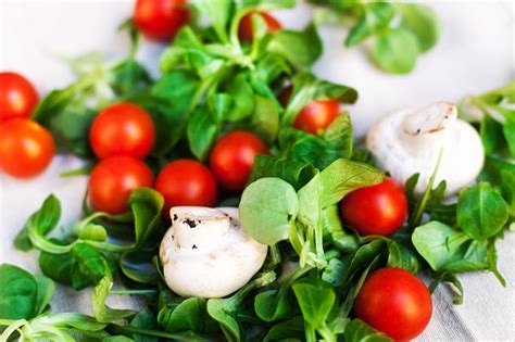 샐러드에 대 한 신선한 야채 재료 오일 체리 토마토 상 추 향료 흰색 배경 건강 또는 채식 식사 0명에 대한 스톡 사진 및 기타 이미지 Istock