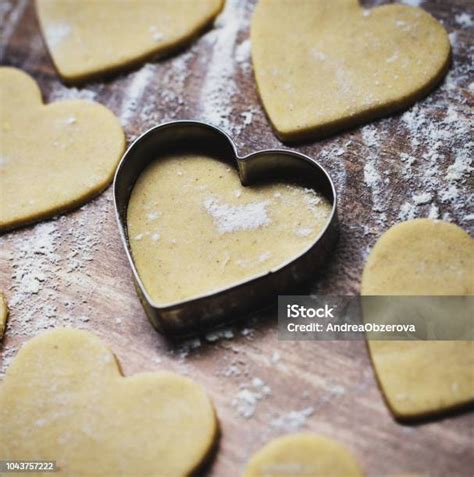 크리스마스 굽기입니다 진저 비스킷 만들기 쿠키 반죽과 쿠키 커터 부엌 카운터 평면도 쿠키에 대한 스톡 사진 및 기타 이미지 쿠키 크리스마스 하트 모양 Istock
