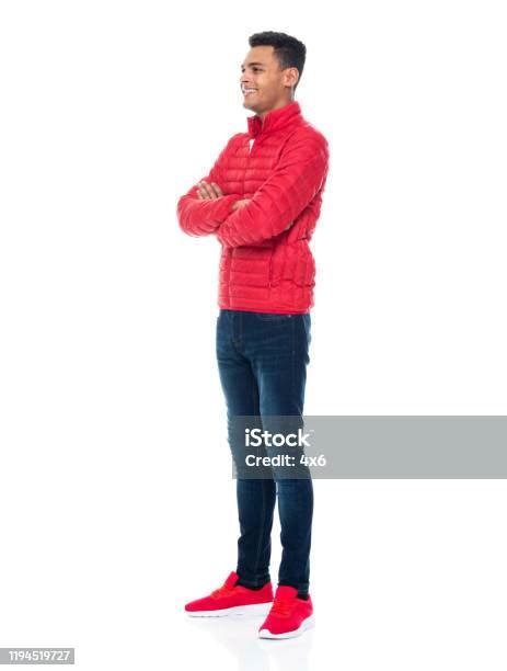 전체 길이측면 보기프로필 보기1 명 만 2029세 성인 잘생긴 사람 검은 머리짧은 머리 아프리카 민족아프리카 계 미국인 인종 남성젊은 남자 서시원한 태도 20 24세에 대한