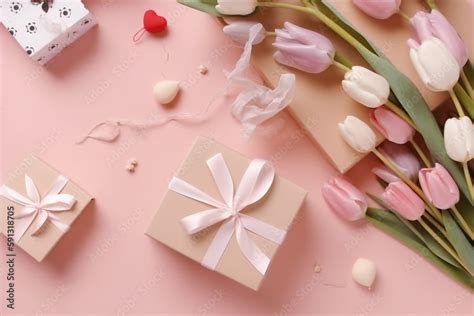 Ilustração Do Stock 파스텔 핑크 바탕에 편지와 작은 하트가 있는 리본 핑크와 흰색 튤립 봉투가 있는 선물 상자 배경 인공지능 생성 Adobe Stock
