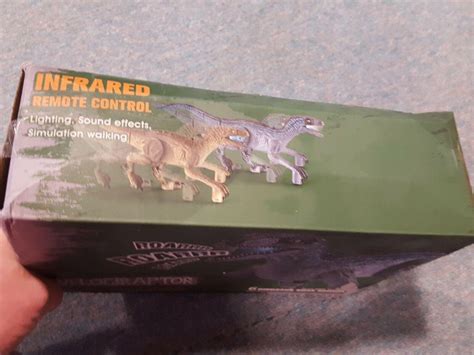 Velociraptor Infrared Remote Control 6 Dinosaur Roar Sounds Toy