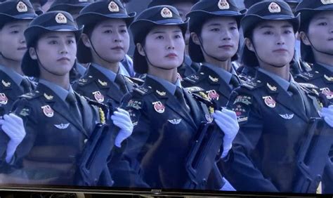国庆大阅兵女兵因高颜值爆红！演员张译蹭热度：我跟她认识！ 搜狐大视野 搜狐新闻