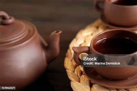 다도 전통적인 아시아 차 도구 정통 세트를 제공합니다 갈색 도자기 찻주전자에서 찻잔까지 차를 따르는 사람 대나무 쟁반 생활방식 웰빙 균형 건강 차 양조 장비 0명에 대한