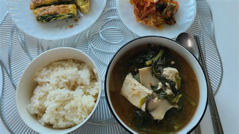 1700원 시금치 한단으로 차려낸 시금치 버섯 된장국으로 든든한 아침식사 만들기 시금치된장국 혼밥 간편레시피 겨울시금치