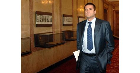 Повдигнаха обвинение на бившия военен министър