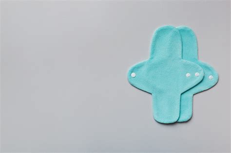 친환경 재사용 가능한 원단 여성용 패드 다채로운 밝은 재사용 가능한 생리대 세트 제로 폐기물 여성 기간 복사 공간이있는 개념 탑