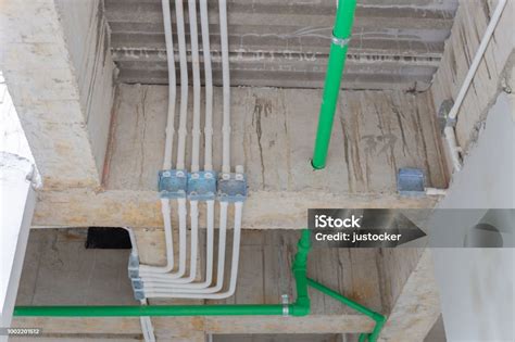 새로운 건물의 건축에서 시멘트 천장에 선 물과 아연 도금된 강철 도관 및 케이블 배선 조인트 전기 상자 Upvc 파이프를 파이프 관 튜브에 대한 스톡 사진 및 기타 이미지