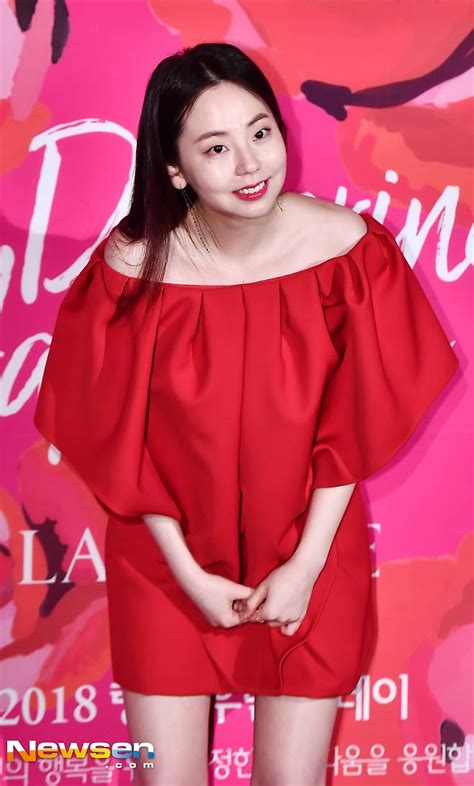 [포토엔hd]안소희 긴 생머리 늘어뜨린 인사