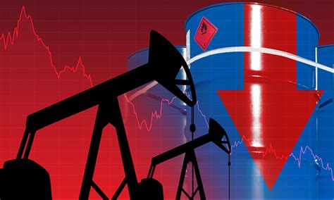 오일 방울 개념 석유 매장량 부족 나프타 생산 감소 차트는 가격 수준을 보여줍니다 배럴을 배경으로 한 하락 차트 재성장 위기의 상징인 아래쪽 화살표 가격에 대한 스톡 사진