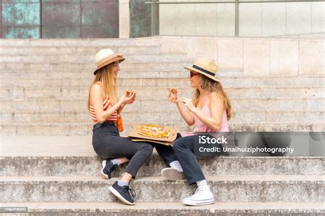 휴일을 즐기고 피자와 계단에 앉아 패스트 푸드를 즐기는 도시에서 피자를 먹는 여성 친구 2명에 대한 스톡 사진 및 기타 이미지 2명 갈색 머리 건강에 좋지 않은 음식