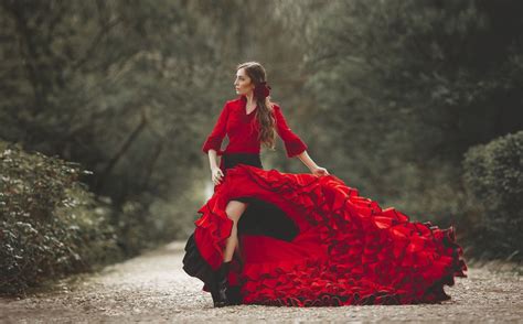 Обои на рабочий стол Девушка в красном платье с пышной юбкой стоит на дорожке в парке обои для