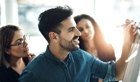 브레인스토밍 보드 사무실 팀 및 사람이 아이디어 비즈니스 전략 또는 디자인 계획에 대한 프레젠테이션 제안서를 작성합니다 팀워크